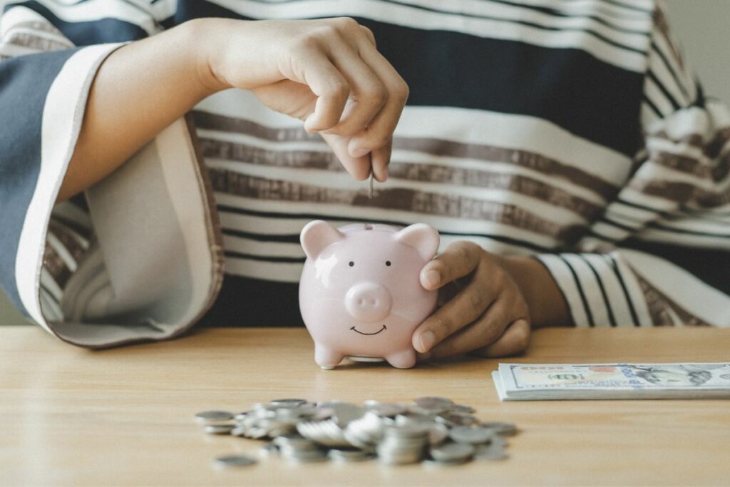 8 Tips Menabung Harian Yang Efektif Di Rumah - InvestBro