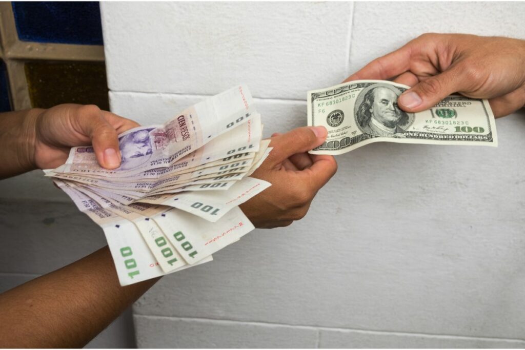 Syarat Tukar Uang di Money Changer dan Prosedurnya - InvestBro